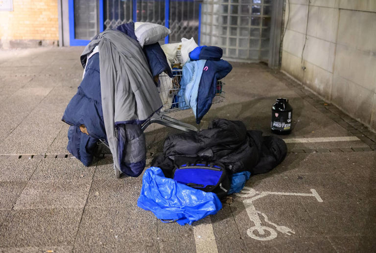 „Nächte sind das Härteste“: Kevin schläft trotz Eiseskälte und ...