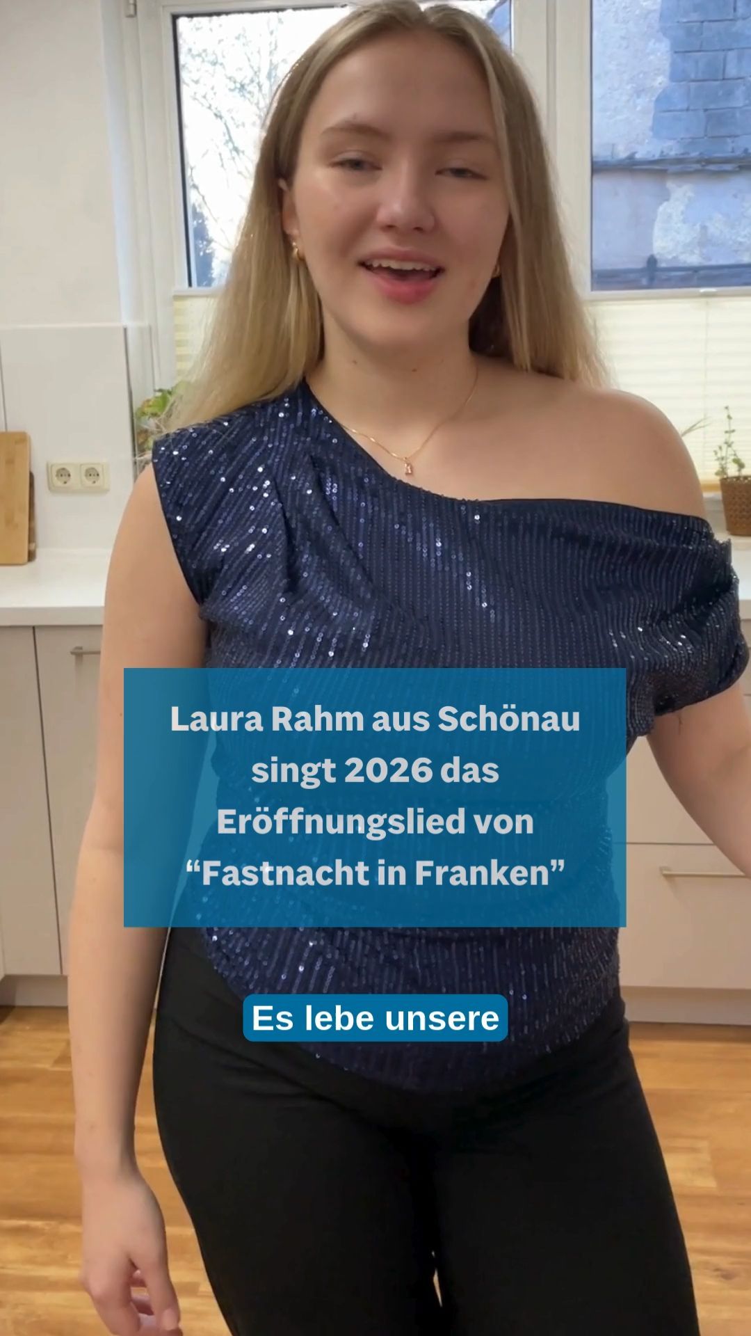 Rhönerin Laura Rahm singt das Einzugslied „Es lebe unsre Fasenacht“