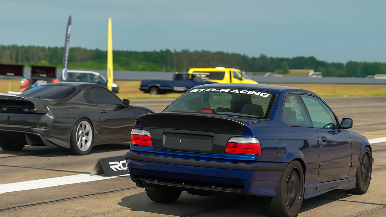Toyota Supra vs BMW E36 in drag strip battle