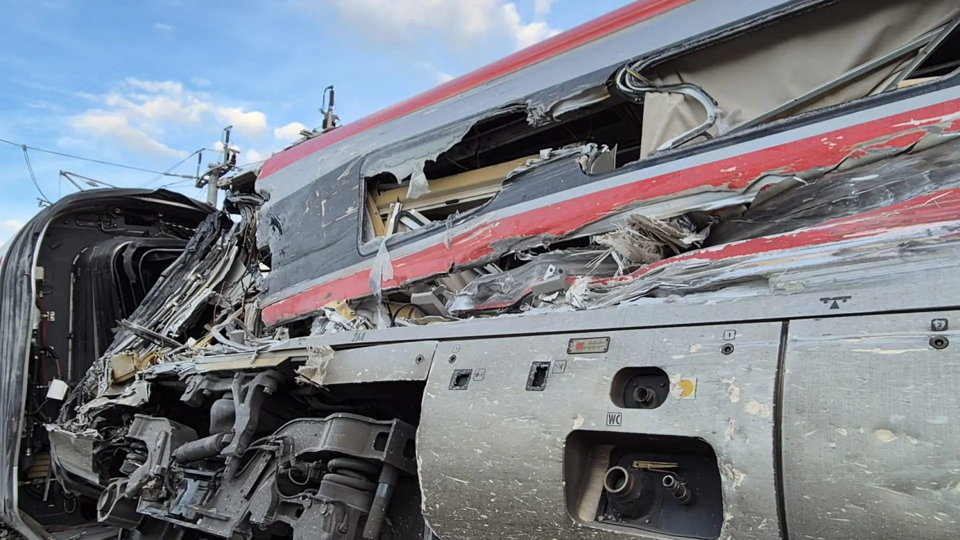 Puente publica fotos del Iryo accidentado en Adamuz para desmentir a ...