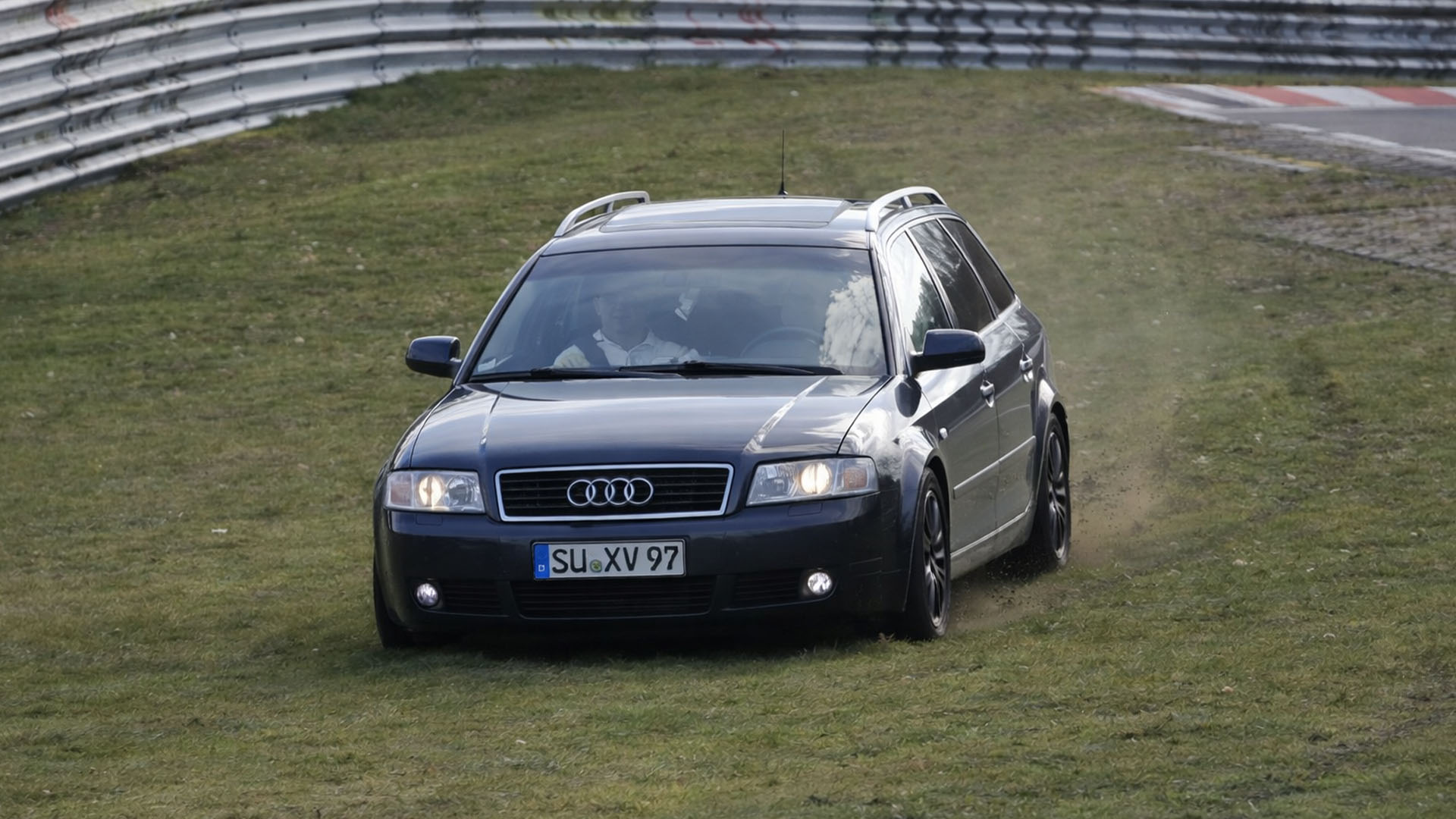 Car runs wide during Nürburgring public track session