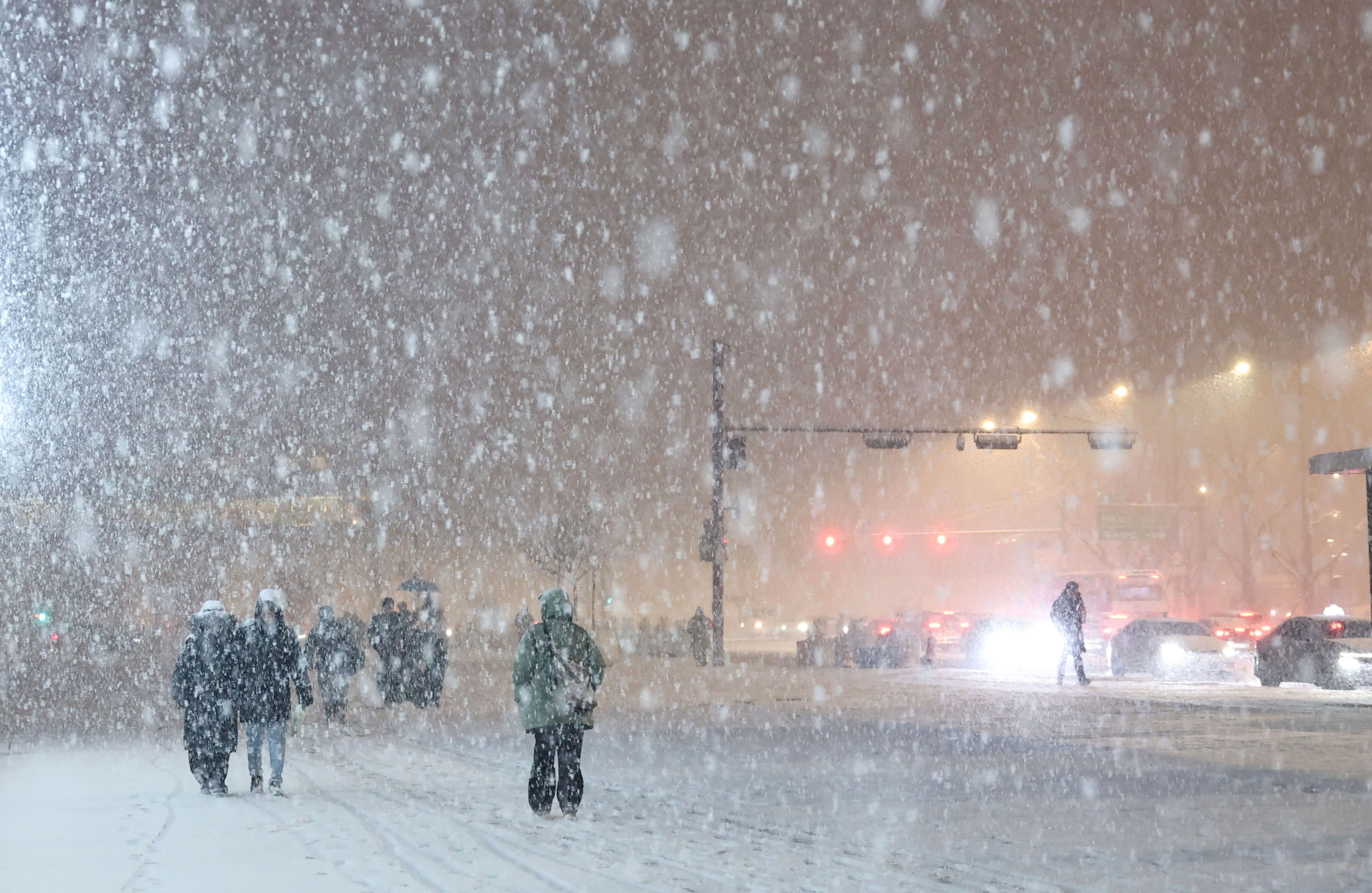 Heavy snow covers metropolitan area as cold wave persists