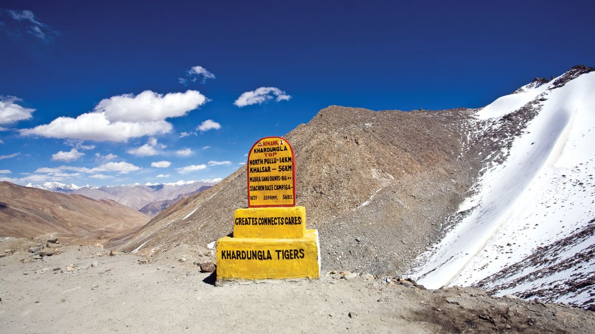 Which pass connects the Trans-Himalayan regions?