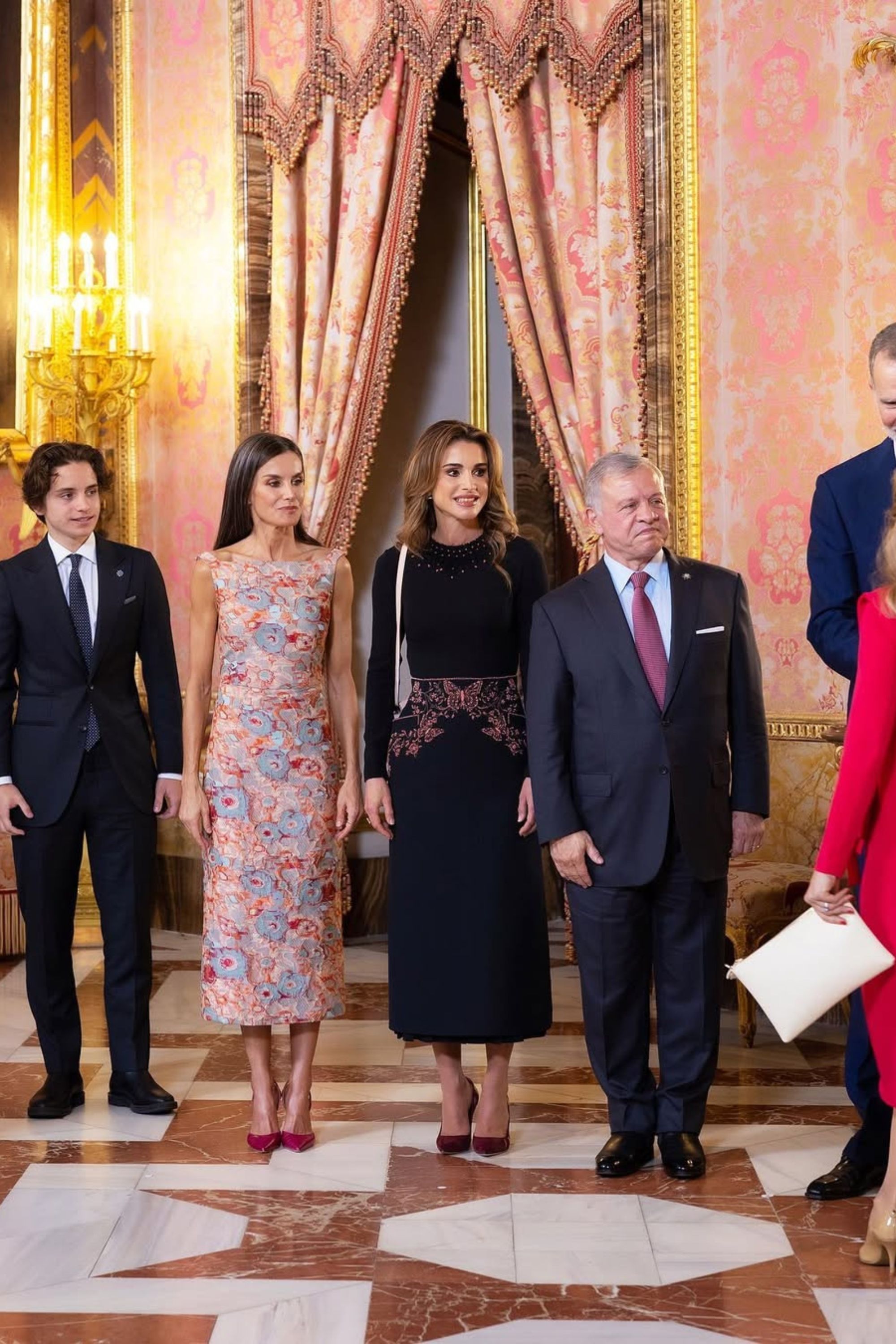 Rania de Jordania tiene los tacones color borgoña ideales para llevar ...