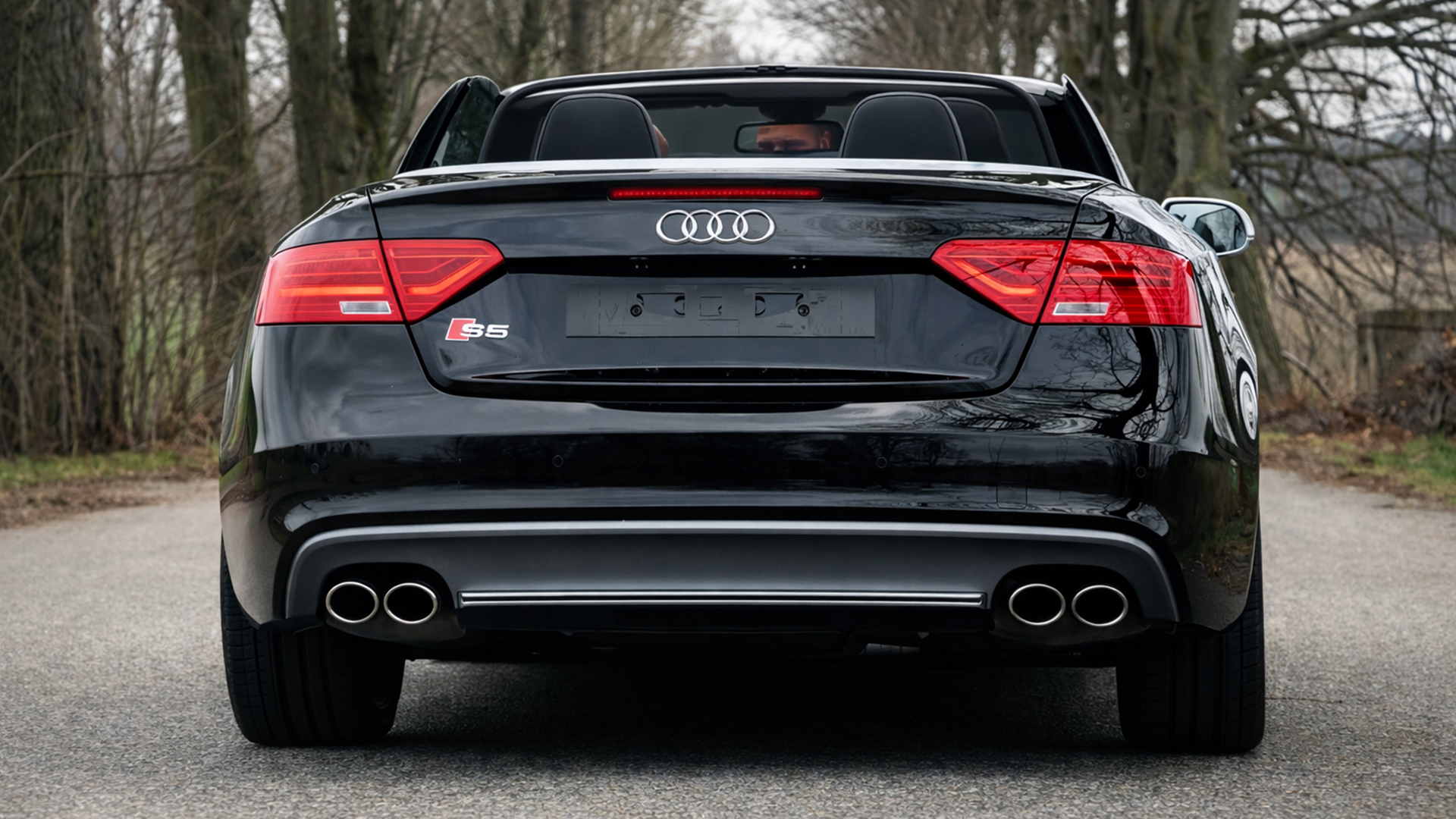Audi S5 revving loud with acceleration sound