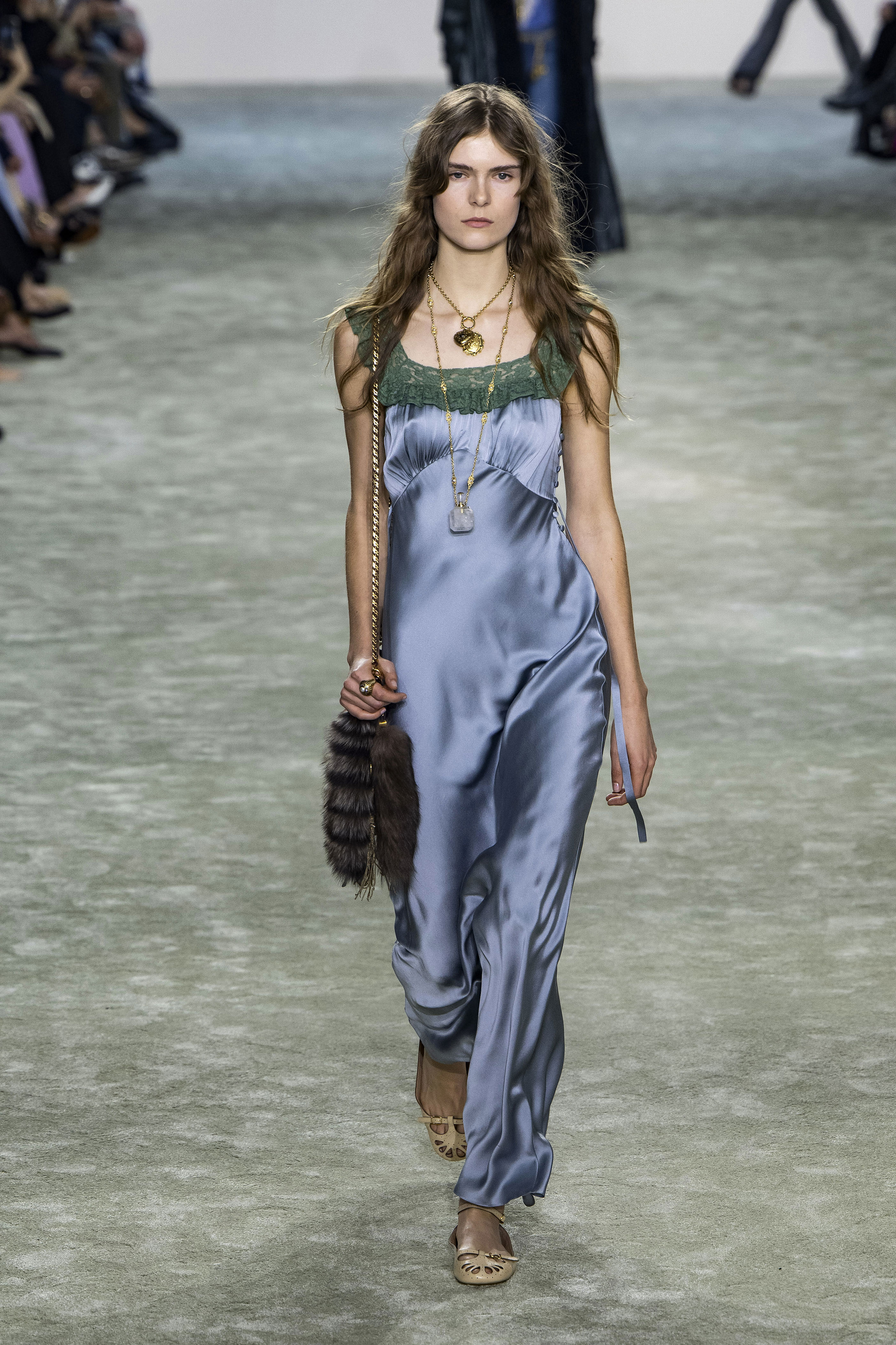 De lace slip dress is hét it-item van 2026