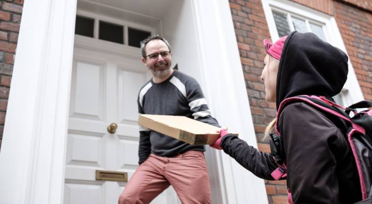 Scammers are staking out Americans' front doors in a wily new debit ...