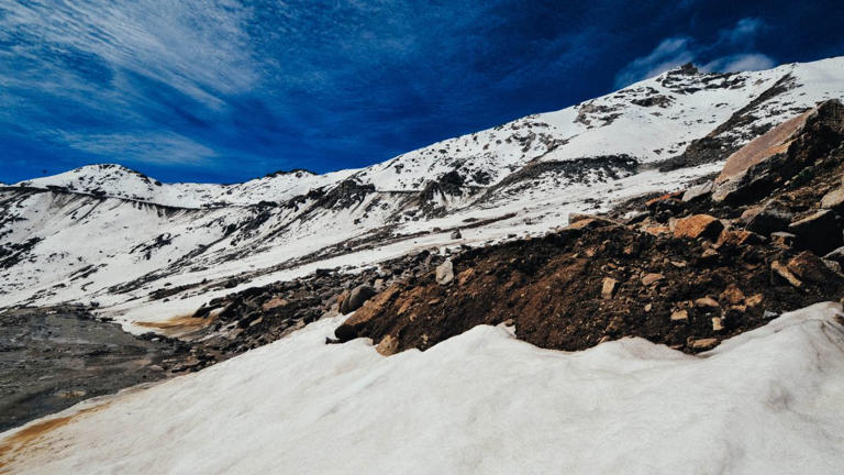 Which pass connects the Trans-Himalayan regions?
