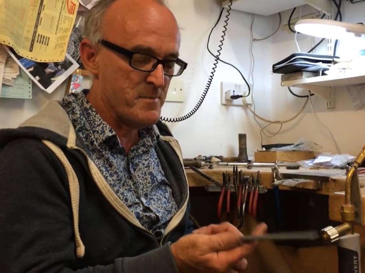 Morto David Thomas: creò i gioielli di Diana e salvò un dito a Carlo III