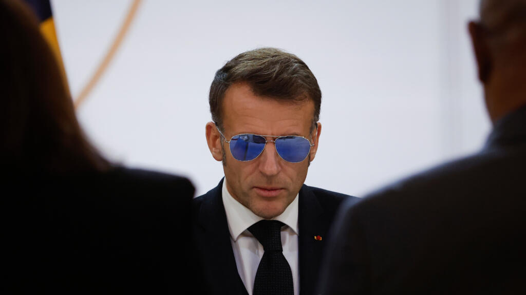 Le président français Emmanuel Macron fait le buzz avec ses lunettes de ...