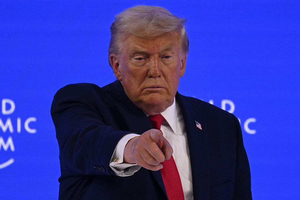 Trump menace Carney et le Canada au FEM