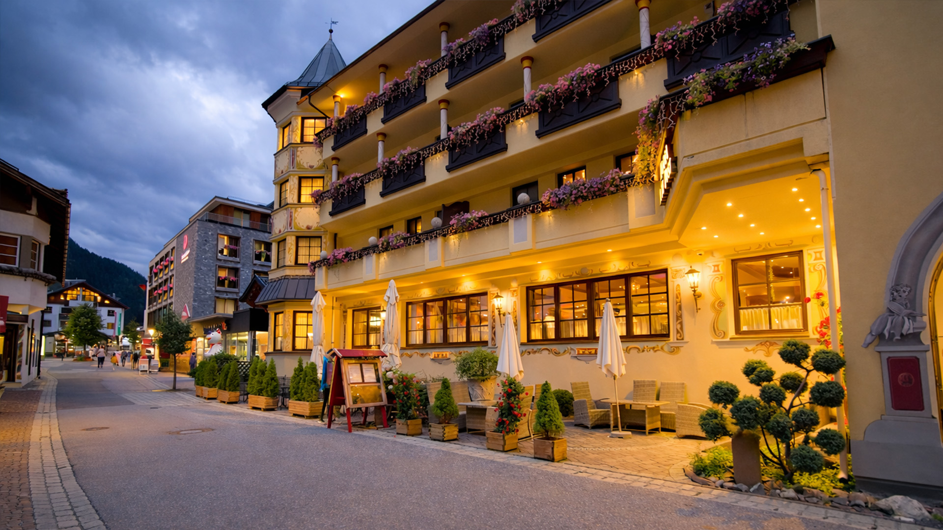 Sankt Anton am Arlberg Austria alpine village evening walk (4K)