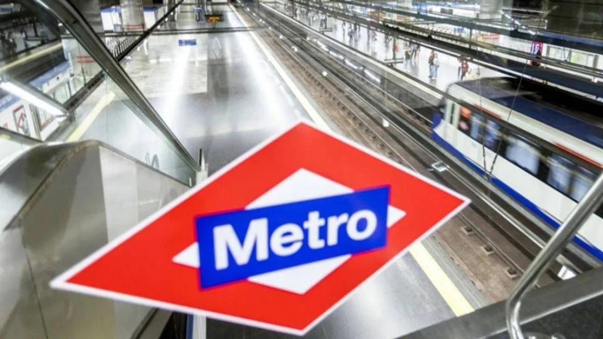 Suspendida la línea 8 de metro por incidencias en un tren