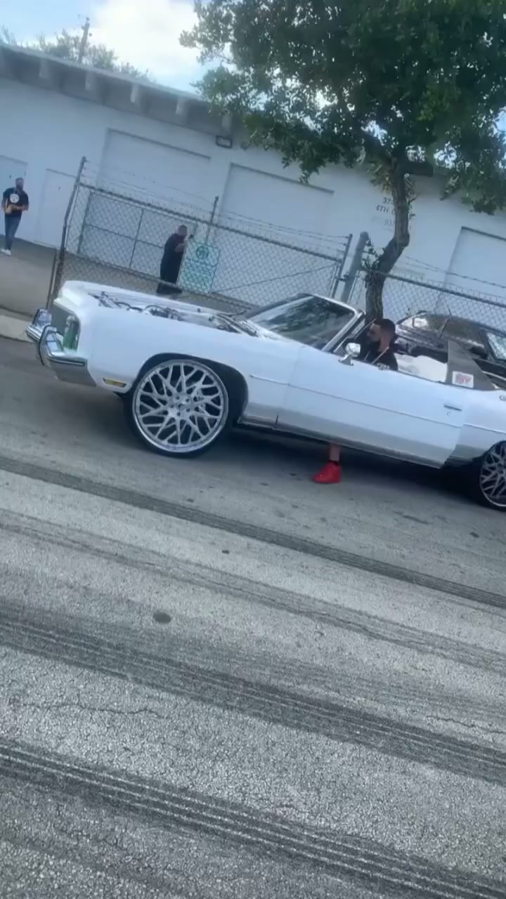 Sugaman’s 2Dr Box Chevy on 28’s Ridin Off