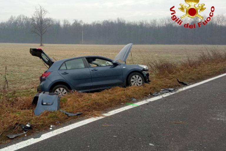 Frontale sulla provinciale a Tradate, due auto finiscono fuori strada ...