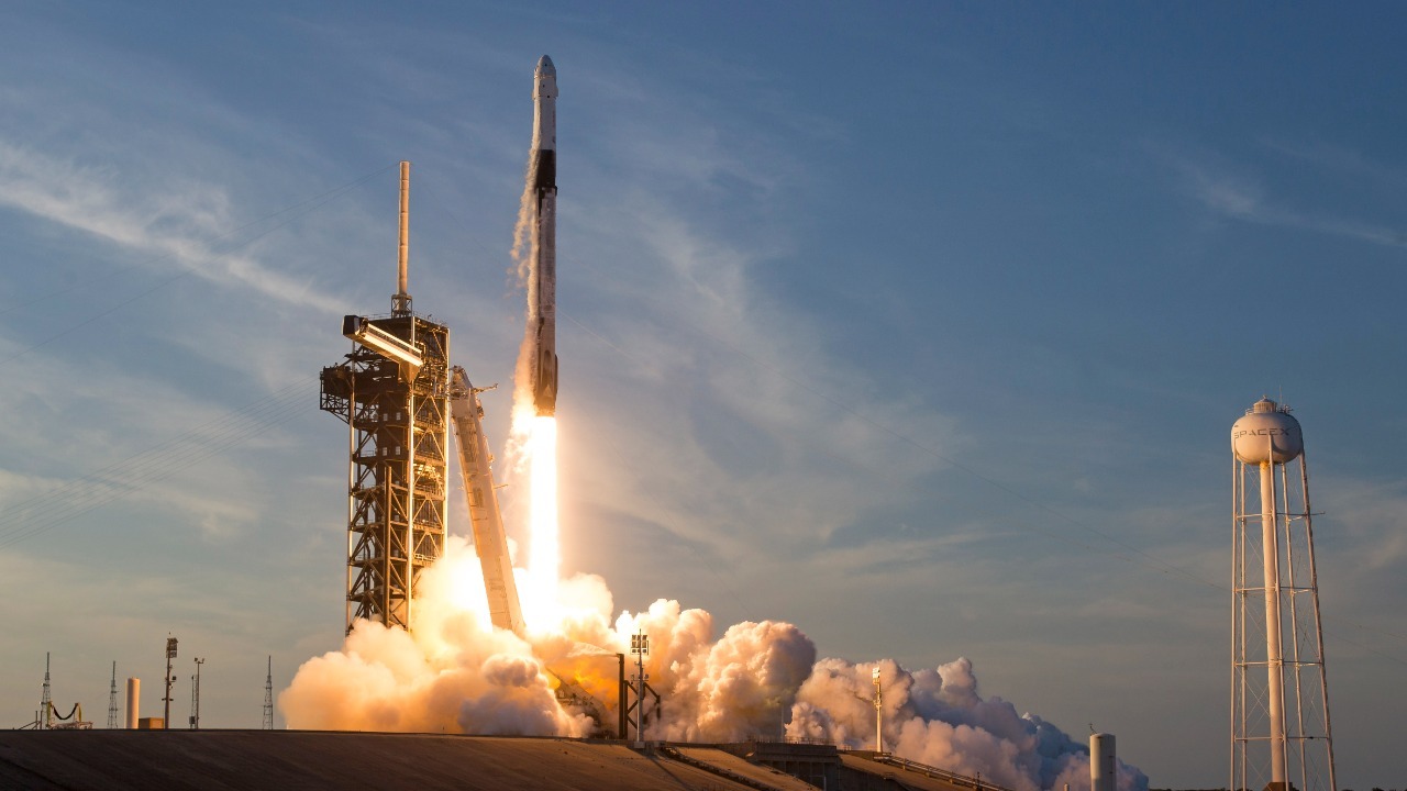 NASA locks in 1st crewed moon shot in 54 years as 322 ft rocket hits ...