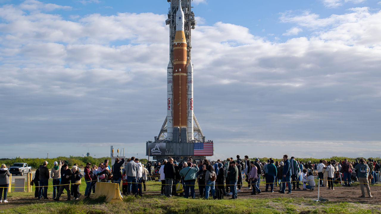 NASA sets first crewed moon mission in 54 years as 322-foot rocket ...