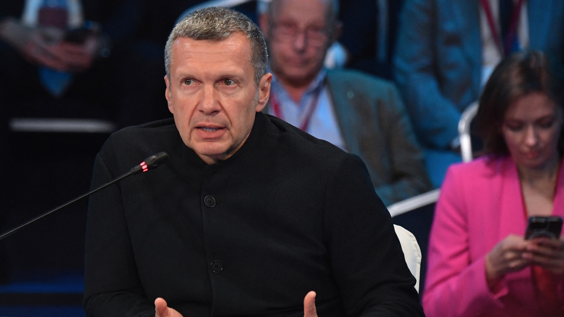 Während Putin verhandelt, droht sein Propagandist mit ...