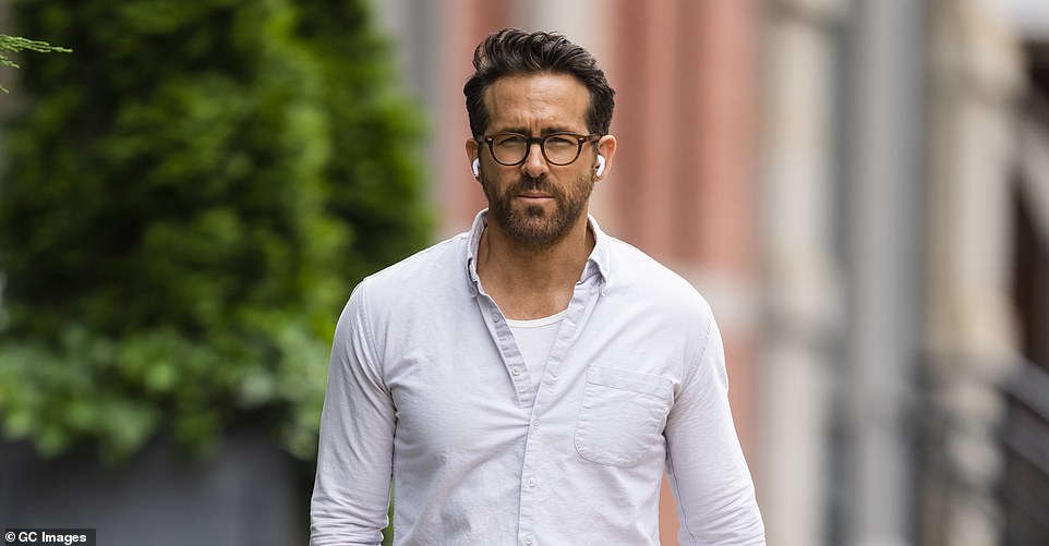 Ryan Reynolds roasted over email he allegedly sent to Colleen Hoover