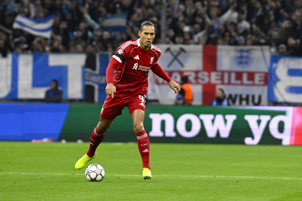 Van Dijk neemt het op voor Slot na 'respectloze' vraag