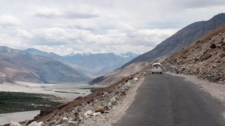 Which pass connects the Trans-Himalayan regions?
