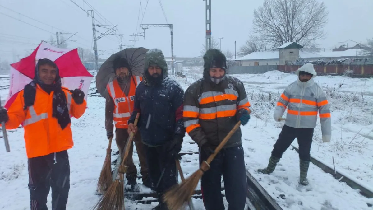 Snow, rain knock out power across J& 48% areas of Jammu region in dark ...