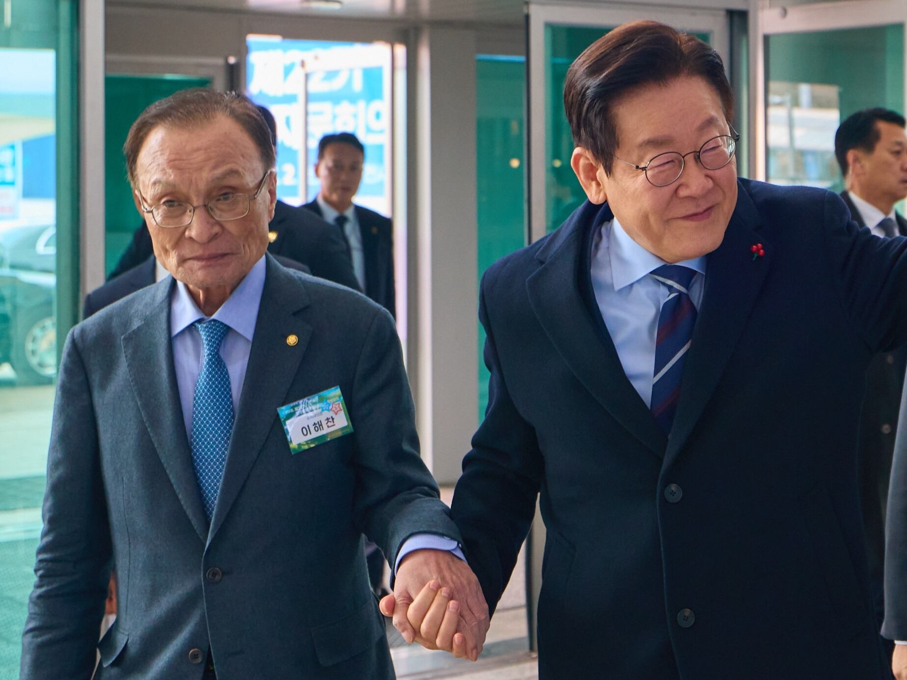 Former prime minister Lee Hae-chan critical in Vietnam