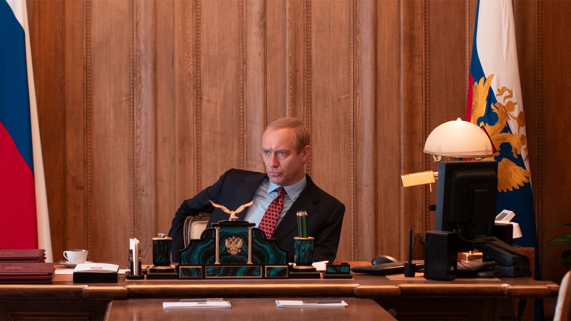 Kaum wiederzuerkennen: Jude Law spielt Putin im ersten Trailer zu „Der ...
