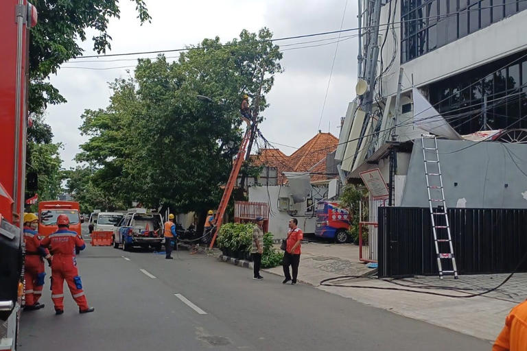 Dihantam Angin Kencang, Tower Provider Roboh Timpa Rooftop Sekolah ...