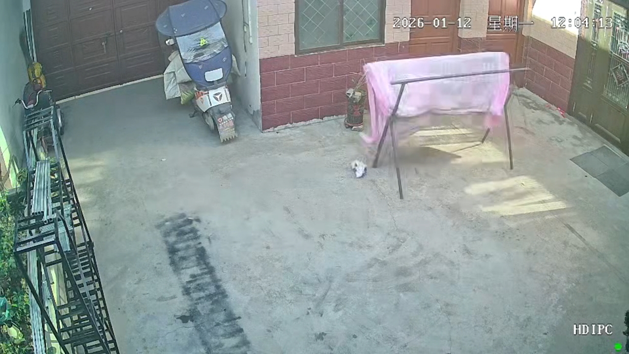Laundry rack toppled by strong wind in Jiangsu, China