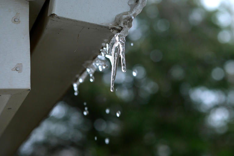 MS winter storm. How can it rain when it's 25 degrees? Freezing rain ...