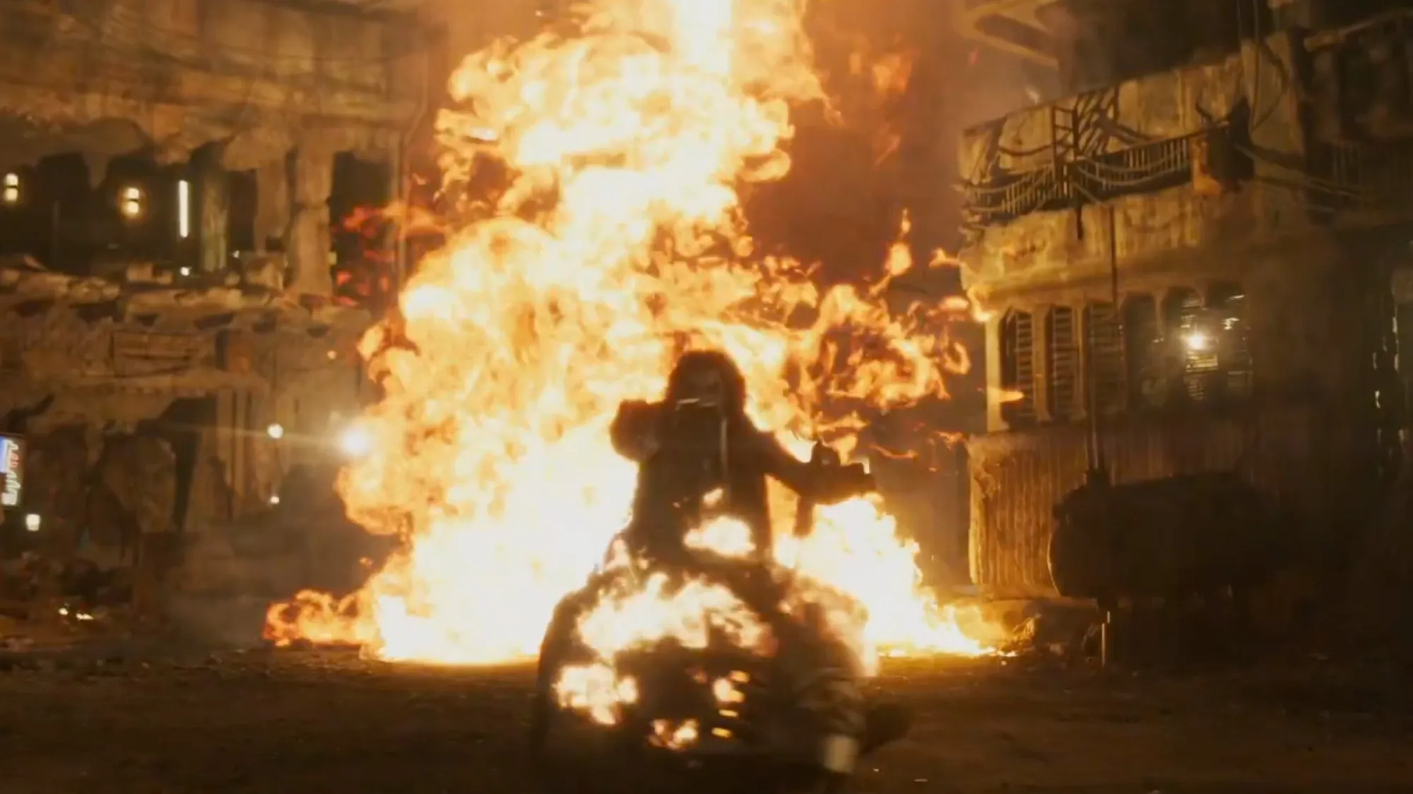 Jason Momoa gör våldsam entré som Lobo i ny teaser för "Supergirl"