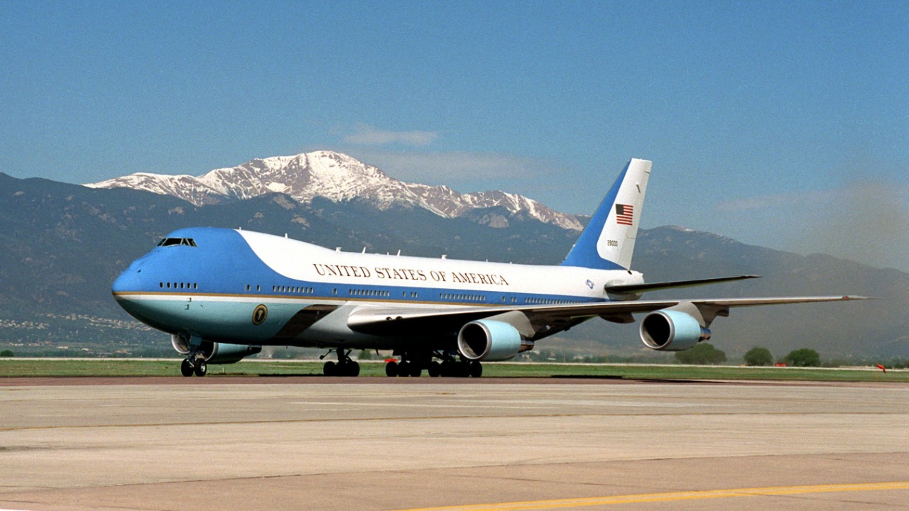 Electrical glitch that grounded Trump jet sparks fears over aging Air ...