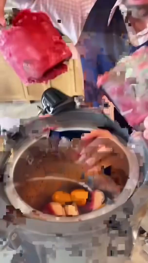 How do you make a holiday fruit punch? 🍎