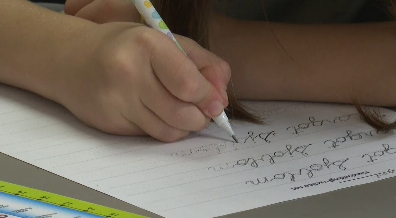 Florida cursive writing bill advances to House floor vote