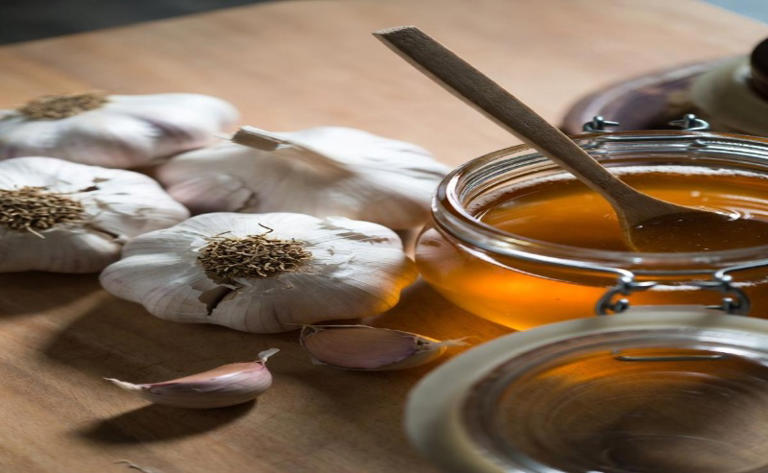 What happens when you combine garlic and honey? Experts reveal the ...