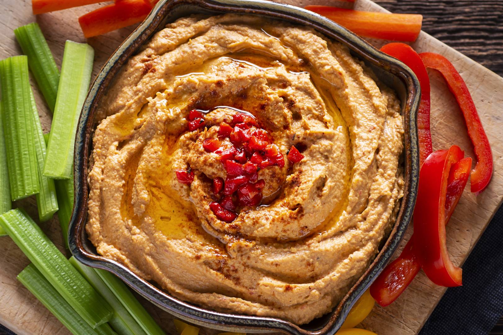 Krémes, sült paprikás hummusz: isteni, ízbomba mártogatós