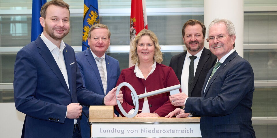 Schlüsselübergabe für Ausweichquartier des NÖ Landtages