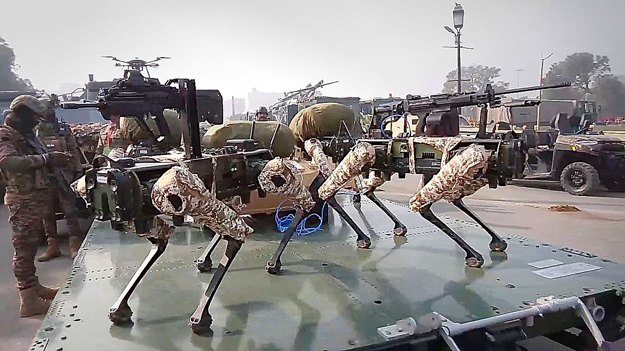 Des chiens robots armés de fusils de l'armée indienne présentés