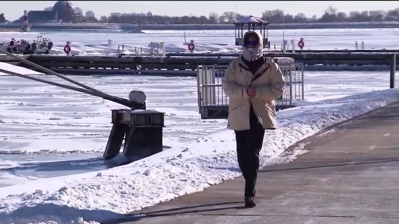 Chicagoans try to escape the cold as life-threatening temps grip area
