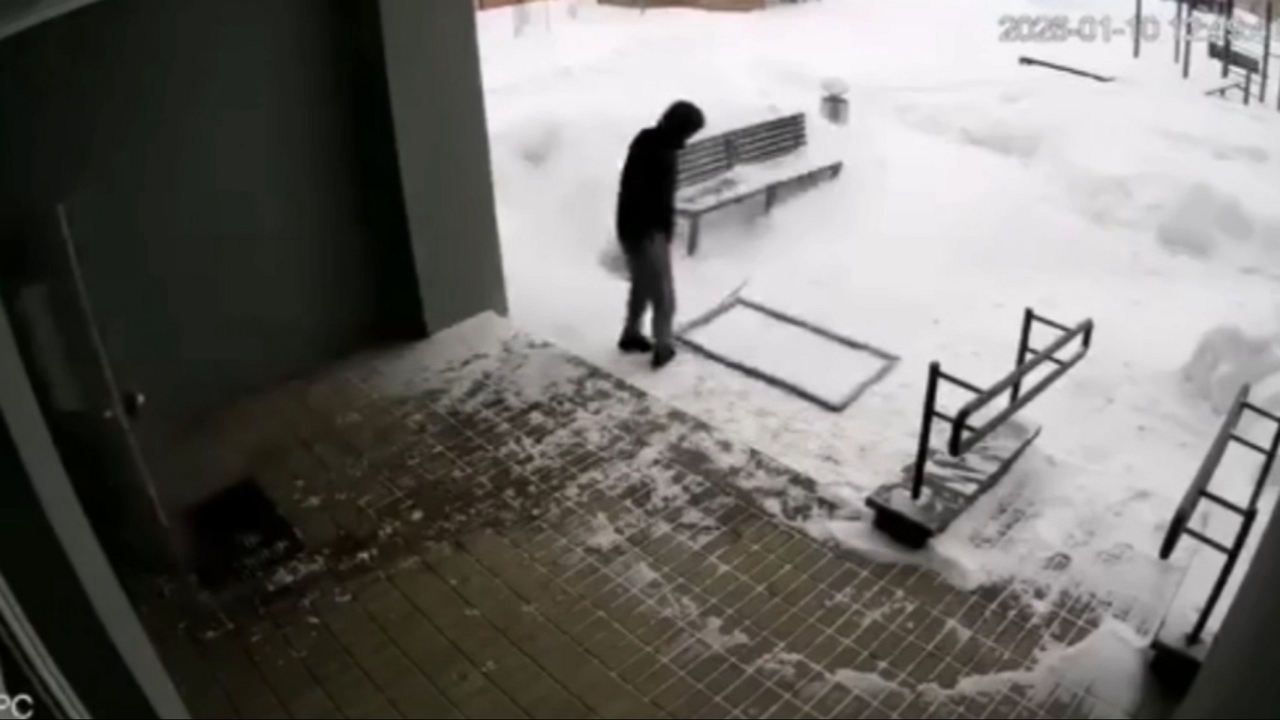 Man narrowly avoids falling window frame after holding door open in ...