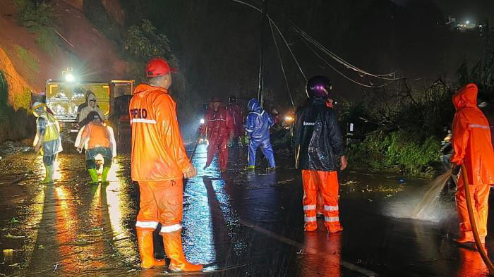 BREAKING NEWS Jalur Wonosobo-Dieng lumpuh akibat longsor, antrean ...