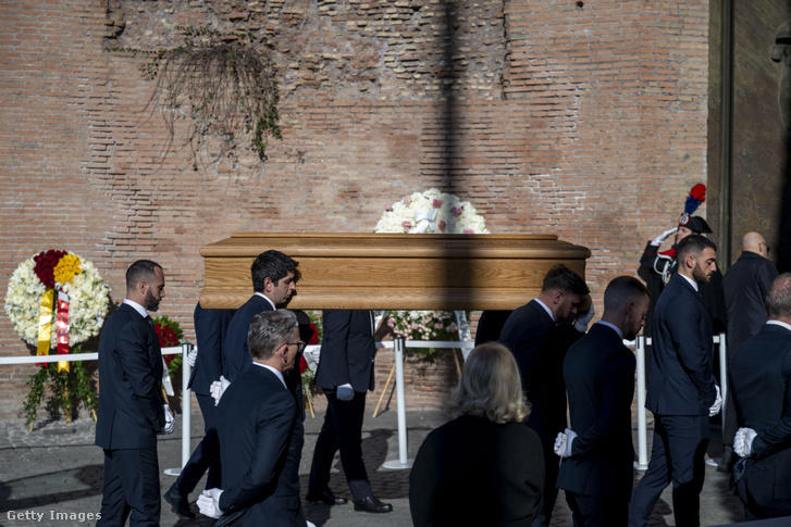 Végső búcsút vettek Valentino Garavanitól, a divat- és a filmvilág ...