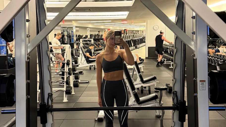 ESPN star Katie Feeney shows off abs selfie in all-black workout fit