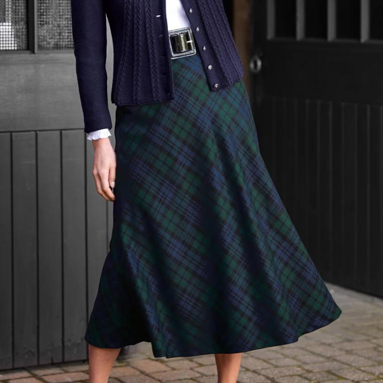 Amanda Holden's tartan skirt and navy sweater is The Traitor's-inspired ...