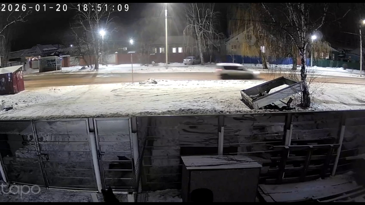 Speeding car crashes into bus stop pavilion and drives off in Voronezh ...