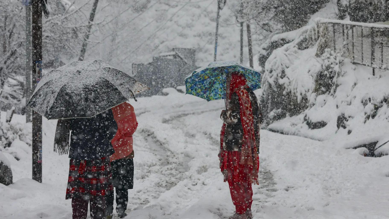 Snow & winds bring chaos to J&K: Roads blocked, flights paused, power ...
