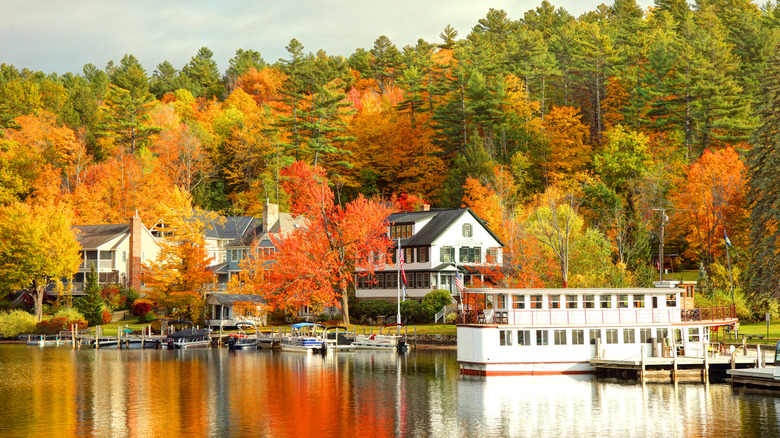 15 charming lake towns in America