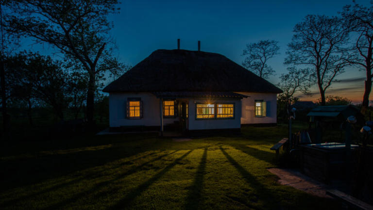 She woke up in the middle of the night in her Airbnb to a man walking ...