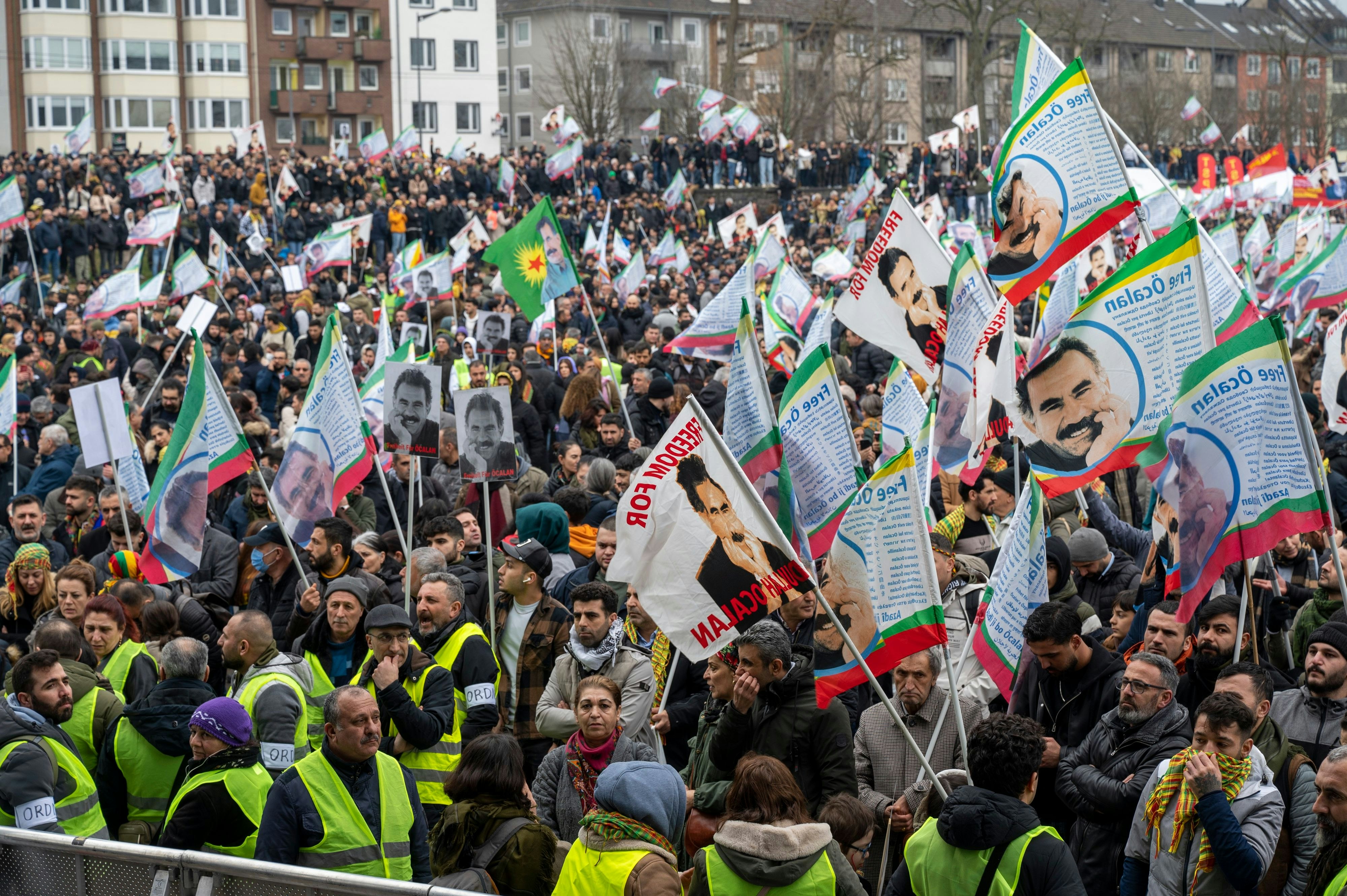Großdemos am Samstag (24. Januar) in Köln: Polizei warnt vor massivem ...